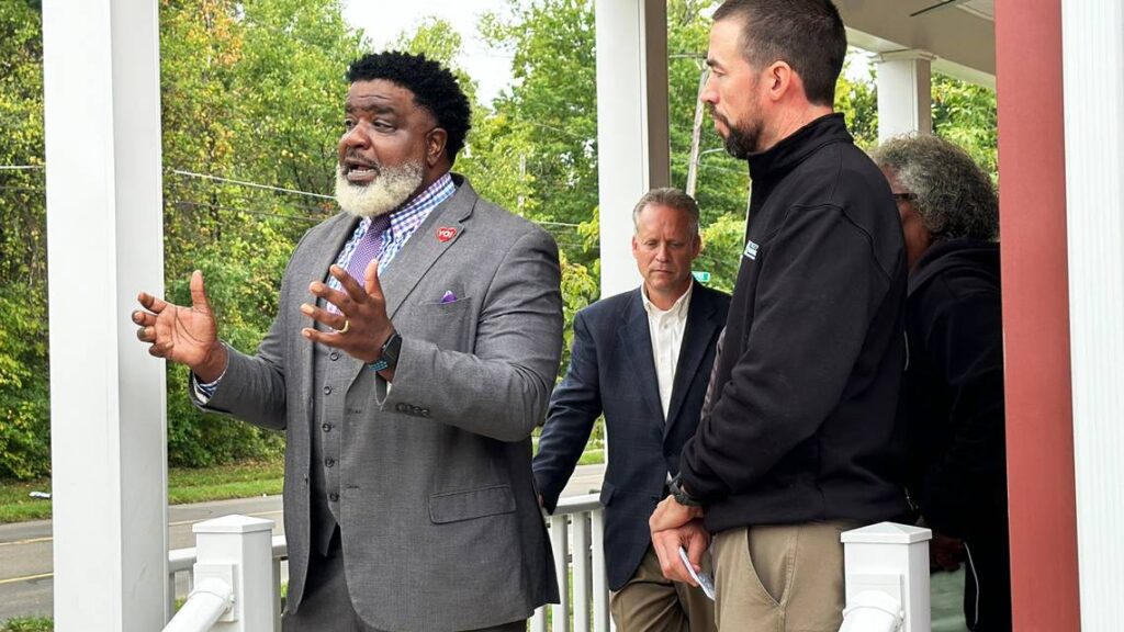 Youngstown mayor helps cut ribbon on vacant lot turned into two ...